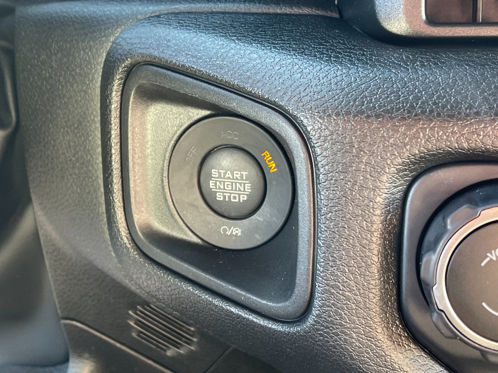 Pre-Owned 2024 Jeep Gladiator Willys 4D Crew Cab in Crossville #3F03056 ...